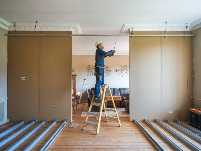 La pose de rails pour une cloison en placo : méthode pas à pas - Terra ...